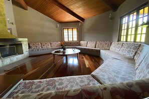 Vila, piscina particular, vista para a montanha | Área de estar | TV