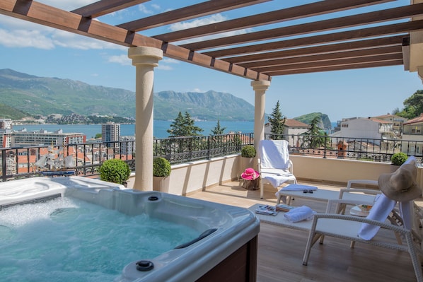 Penthouse Panorâmica | Banheira de hidromassagem interior