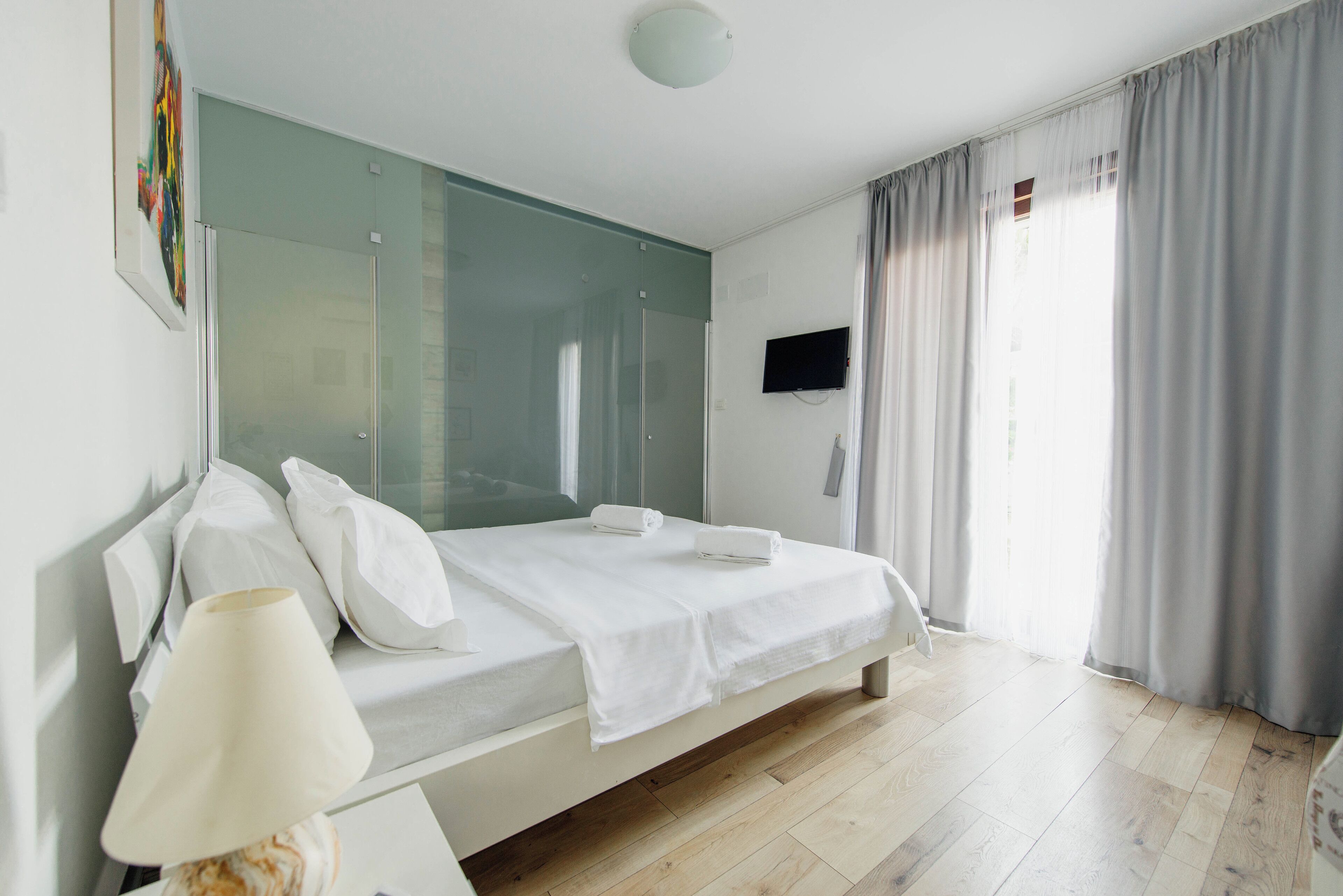 Apartamento romântico, 2 quartos | Escrivaninha, espaço de trabalho para notebook, cortinas blackout