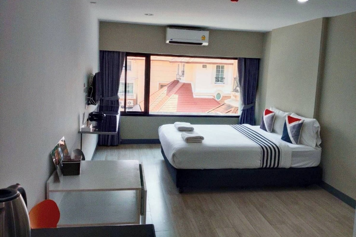 Quarto casal básico | Escrivaninha, espaço de trabalho para notebook, Wi-Fi de cortesia