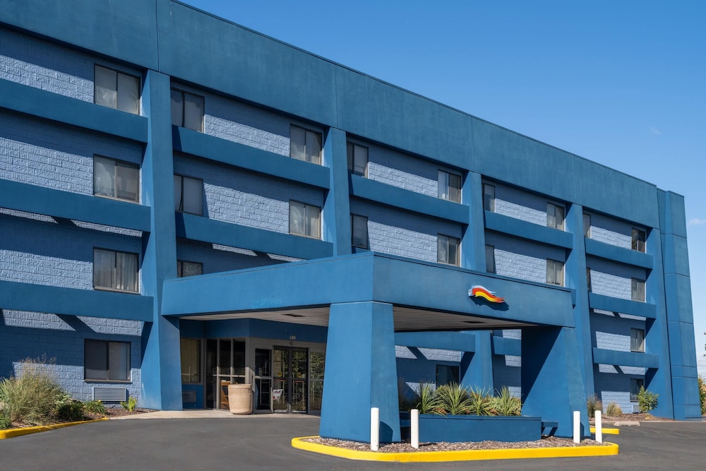 Days Inn By Wyndham Davenport - Davenport, IA