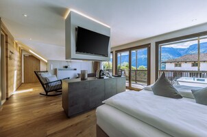 Suíte grand, banheira de hidromassagem, vista para a montanha | Roupas de cama antialérgicas, cofres nos quartos, cortinas blackout