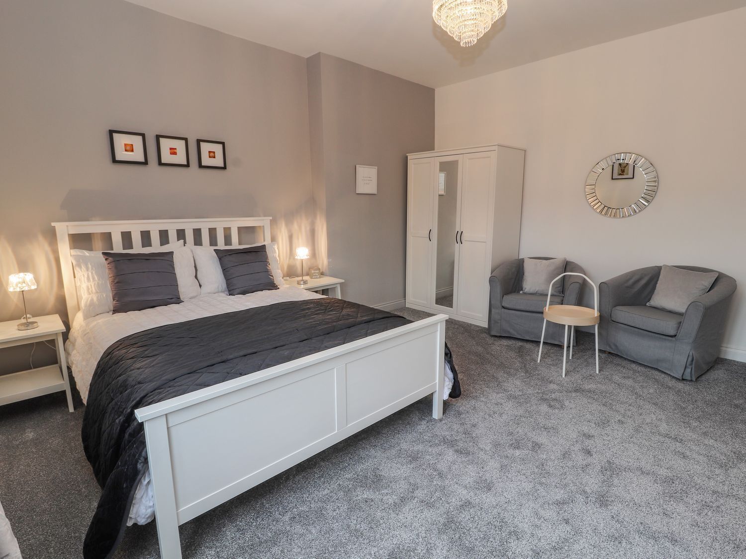 1 quarto, com decoração personalizada, com mobília individualizada 