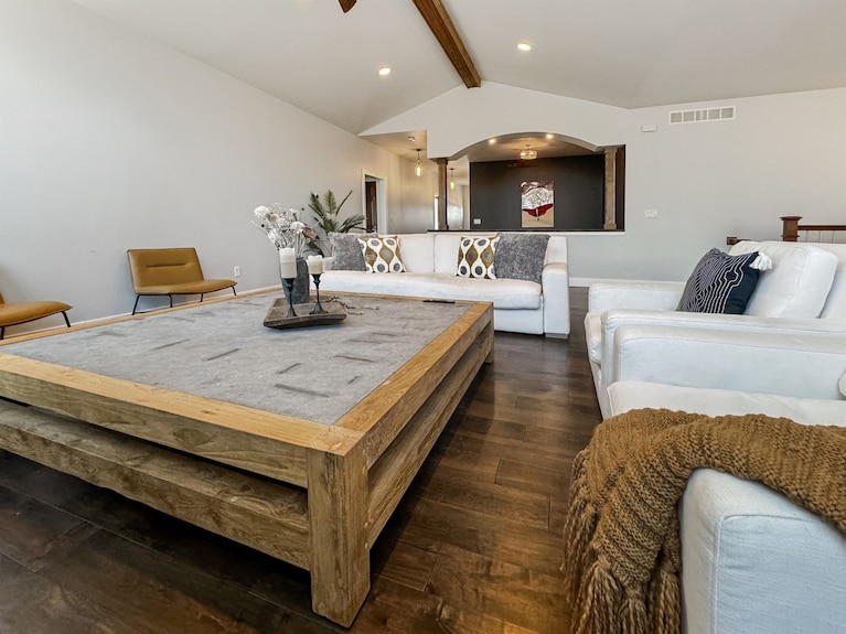 Snowy Madison Escape | Warm Executive Home - Middleton