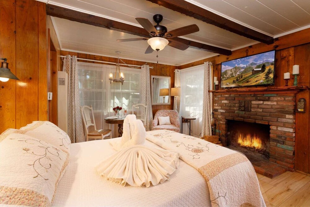 Pine Rose Cottage - Studio | One Bed | ¾ Bathroom | Sleeps Two Our Smallest And Coziest Studio Cabin - Crestline, CA