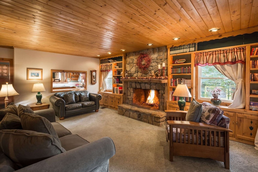Ponderosa Lodge - Lodge | 11 Beds | Three Bathrooms | Sleeps 15 - Crestline, CA