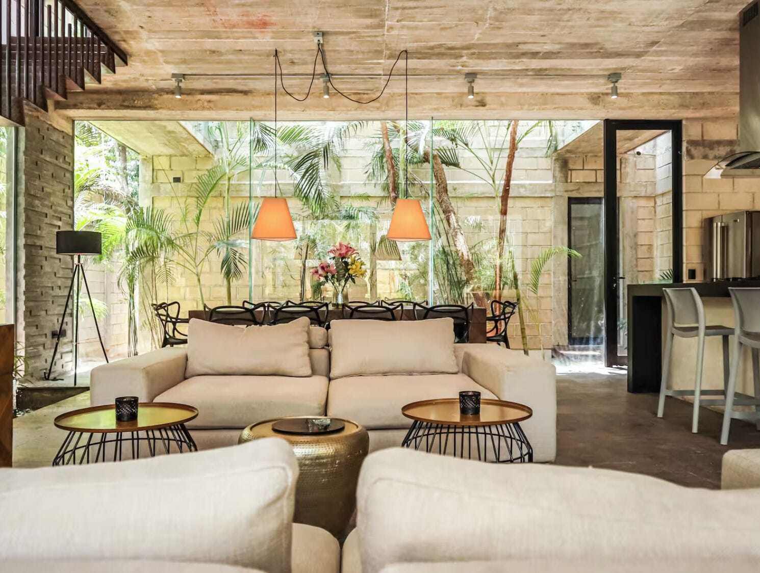 Casa Superior, vista para o jardim | Sala de estar | Televisor de ecrã plano de 70 polegadas com canais digitais 