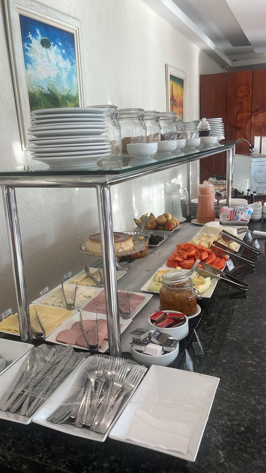 Uma mesa de buffet com diversos alimentos e utensílios.
