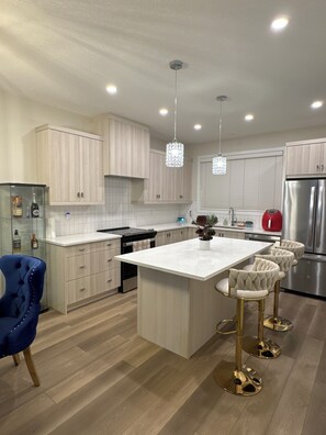 Casa real | Cozinha privada | Geladeira, micro-ondas, fogão, cooktop