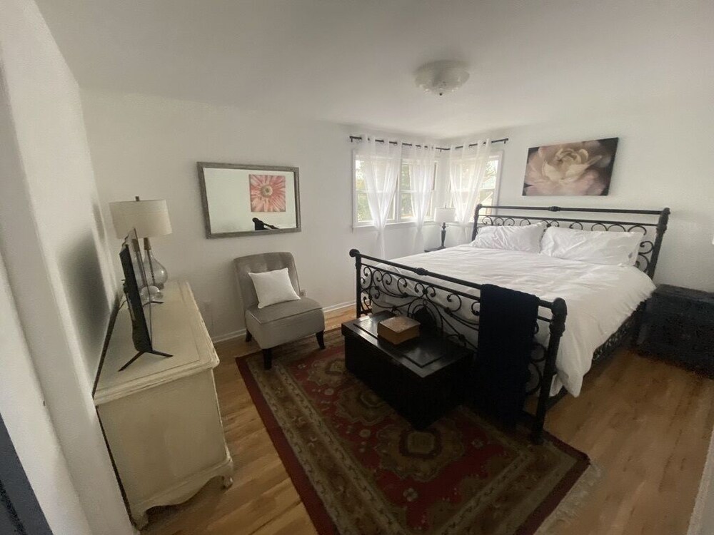 Charming MCM Ranch. A bike ride to the beach. Friendly, safe ...