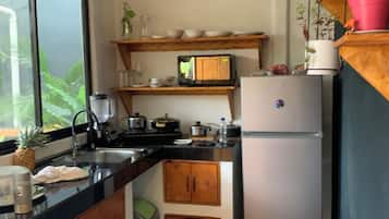 Quarto Design, vista para a piscina | Cozinha privada | Um frigorífico no espaço comum, um micro-ondas no espaço comum