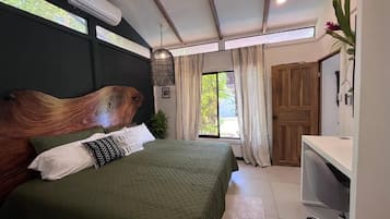Villa Design, vista para a piscina | Cofre no quarto, com decoração personalizada