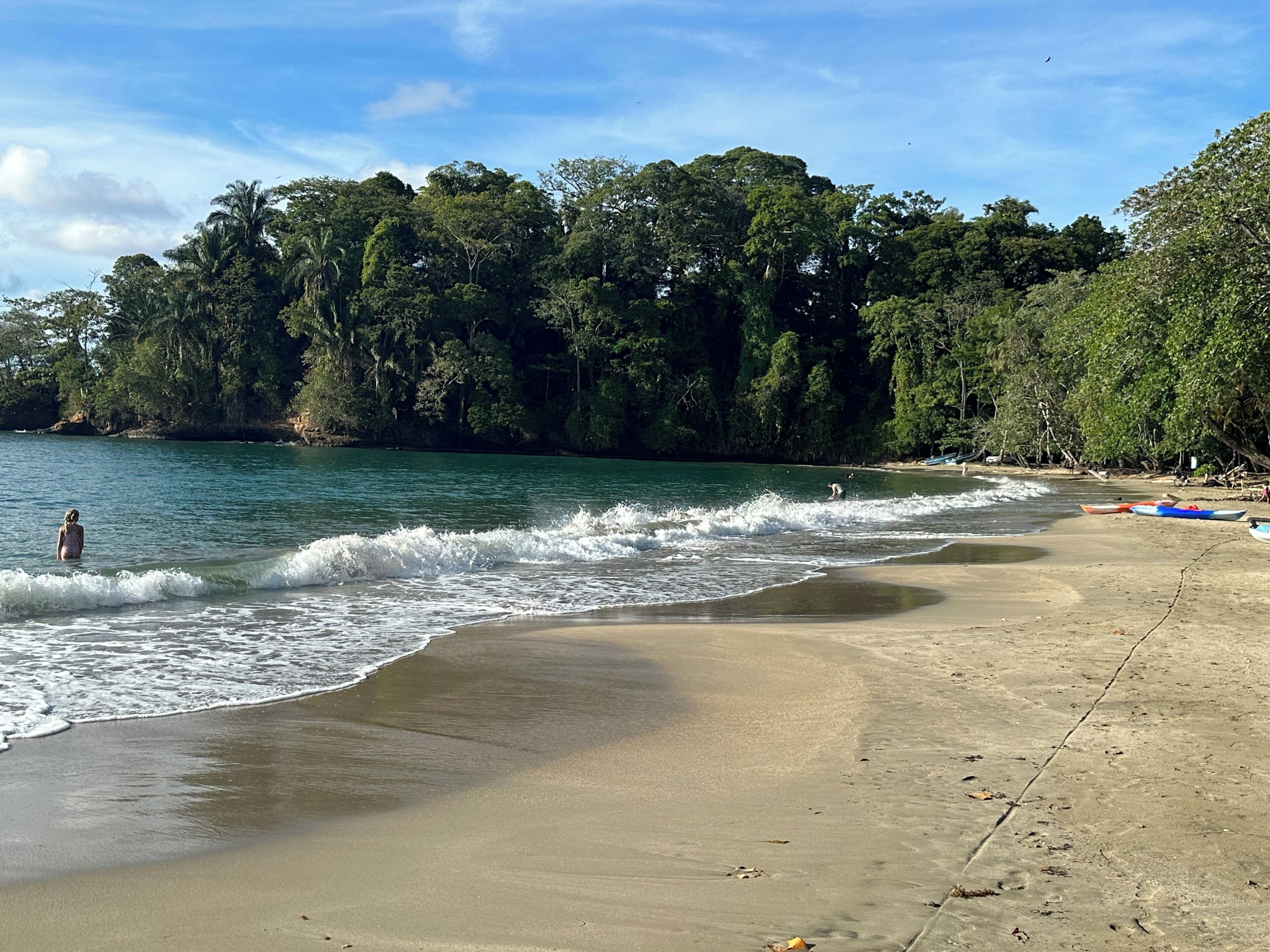 Perto da praia, praia de areia negra 