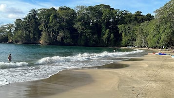 Perto da praia, praia de areia negra