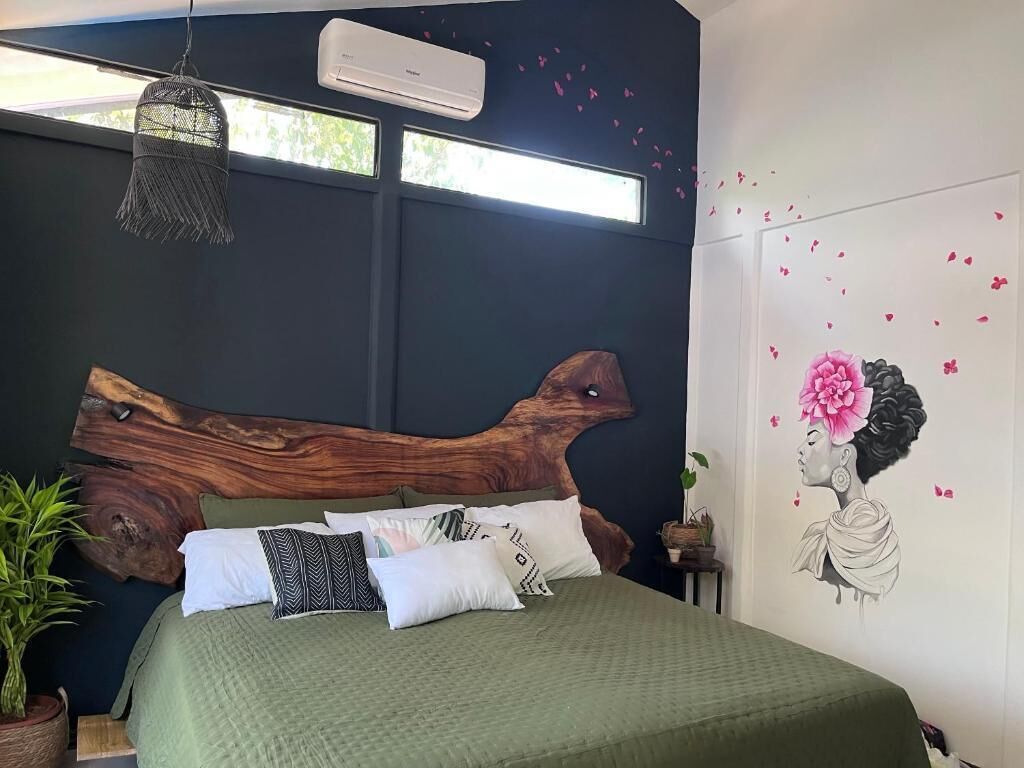 Cofre no quarto, com decoração personalizada 