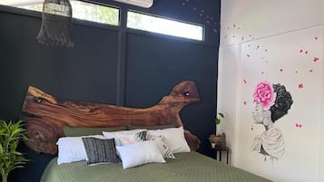 Cofre no quarto, com decoração personalizada