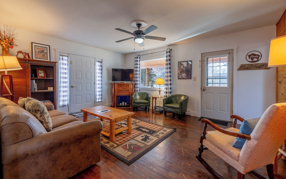 Buffalo Cabin- Historic Cabin, Wraparound Porch, Pet Friendly, Walk To Downtown Cody - Cody, WY