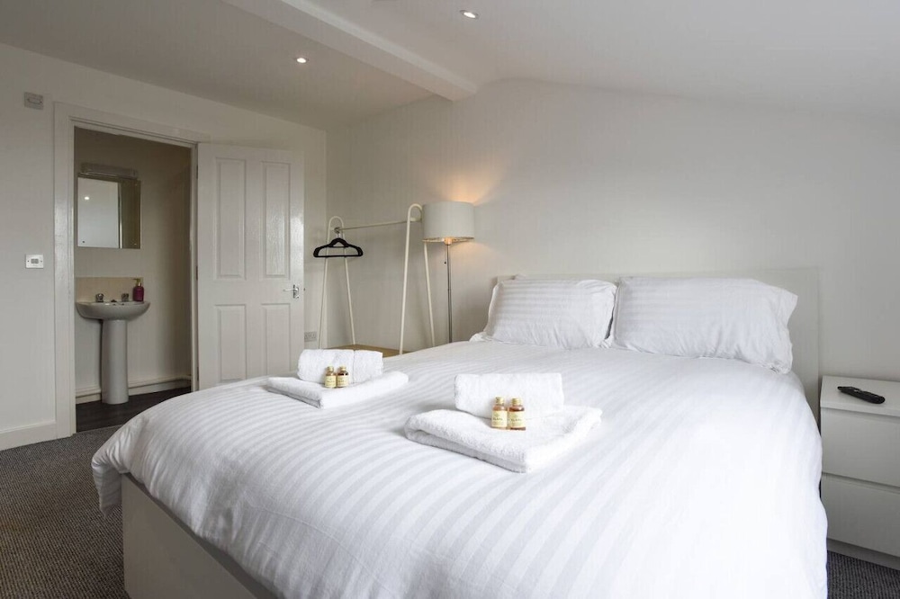 *Spacious 2 Bedroom, 2 Bathroom Flat With Parking* - Southsea