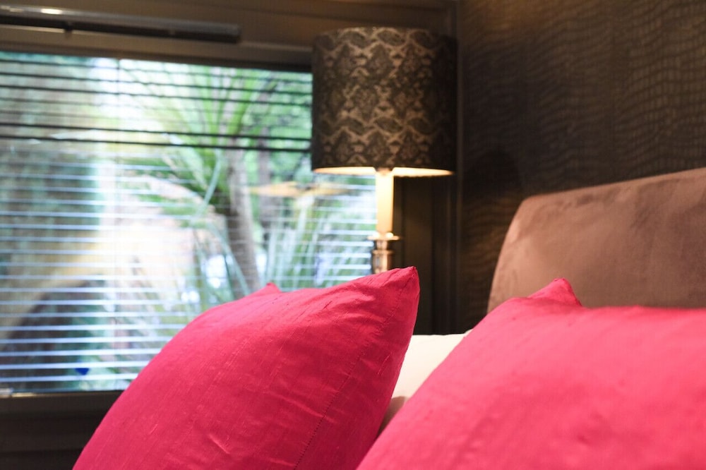 The Pig Stay | Countryside Retreat with Hot Tub! - Westbourne | Vrbo