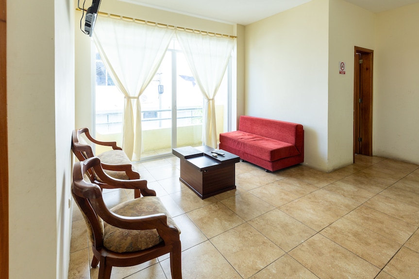 Apartamento De Dos Dormitorios Con Baño Privado Y Vista Al Bosque En Primer Piso - Galápagos Islands