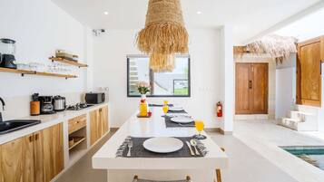 Vila básica | Cozinha privada | Geladeira, micro-ondas, cooktop, chaleira elétrica