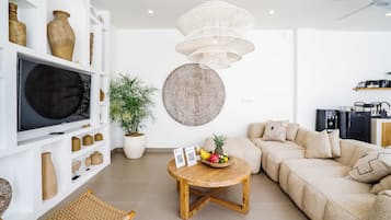 Vila básica | Área de estar | TV de plasma 50 polegadas com canais digitais, serviços de streaming