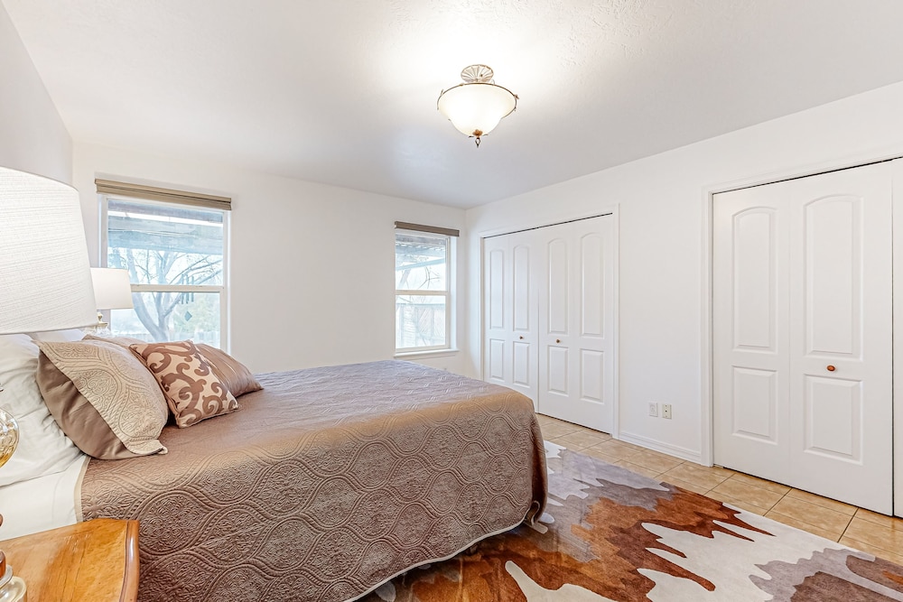 Perfectly Located Home With Mountain Views, Gas Fireplace, Patio, & Streaming - Pocatello, ID