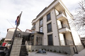 Fachada do alojamento (tarde/noite)