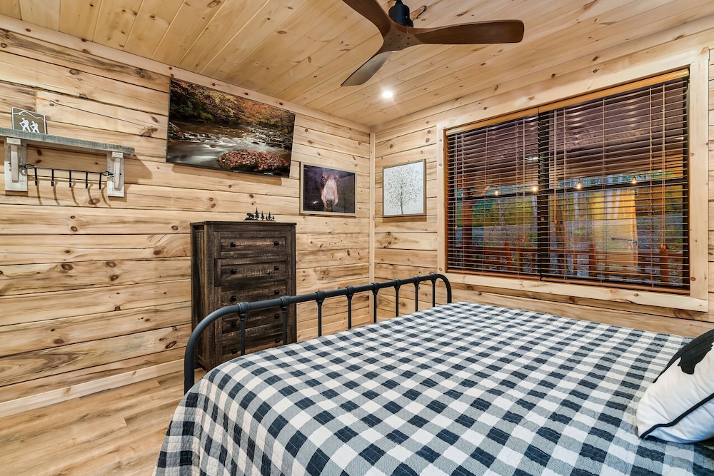 Fully reno’d 2-bdrm cabin with high end finishes in activity-packed ...