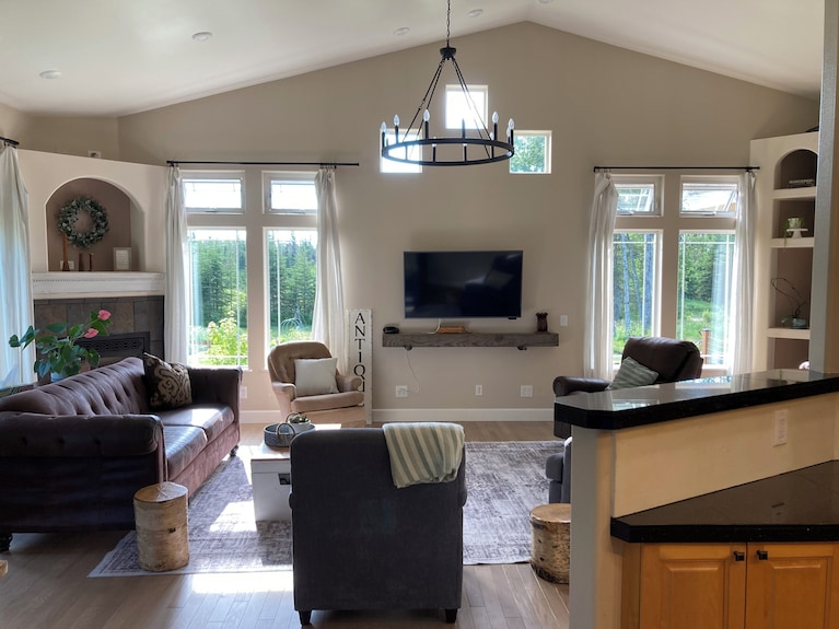 Expansive Kenai Home Near Fishing, Airport W/pool Table, Fire Pit, Gardens! - 基奈