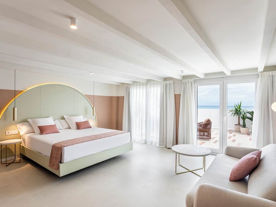 Quarto quádruplo superior, 1 cama Queen e sofá-cama, vista para o mar | Edredons de pluma, Wi-Fi de cortesia, roupa de cama