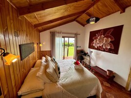 Bungalow Deluxe, várias camas, casa de banho privativa, vista para o oceano | Lençóis de algodão egípcio, roupa de alta qualidade, edredões de penas 