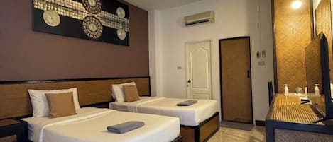 Quarto Twin Básico, não fumadores | Secretária, Wi-fi grátis, roupa de cama fornecida