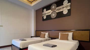 Quarto Twin Básico, não fumadores | Secretária, Wi-fi grátis, roupa de cama fornecida