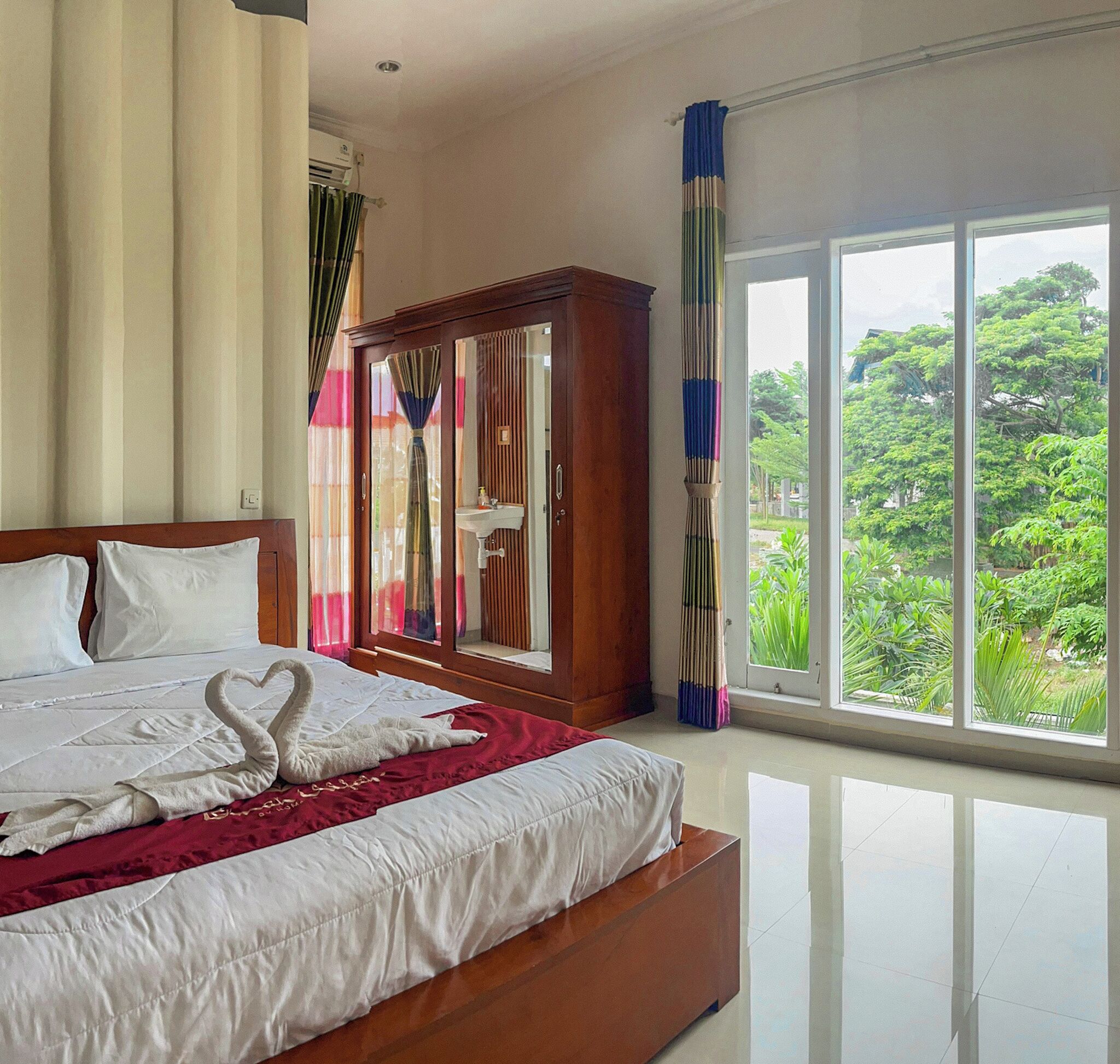 Quarto Familiar | Roupa de alta qualidade, camas de colchão viscoelástico, secretária 