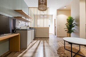 Estúdio, banheiro privativo | Área de estar | Smart TV 45 polegadas com canais via satélite