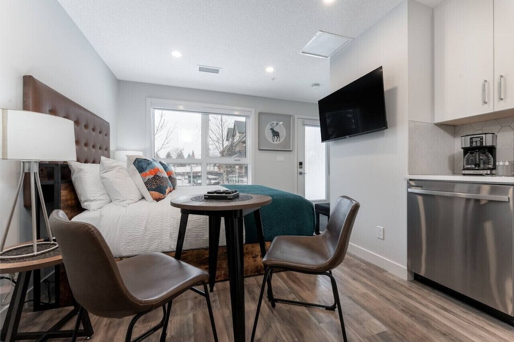Sky Nook - Micro Studio - Pool, Hot Tub & Parking - Canmore