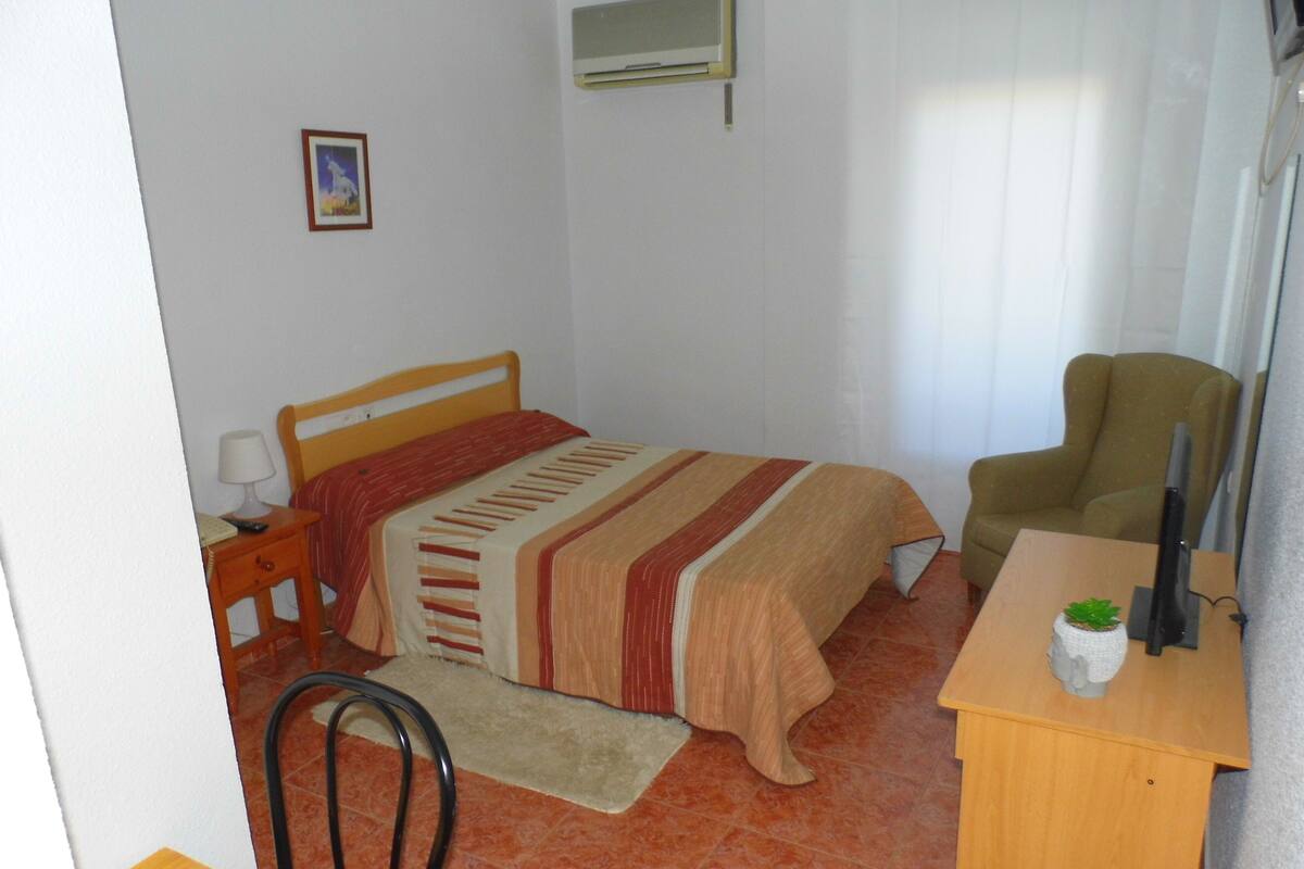 Quarto Duplo Standard, vista para a montanha | Secretária, secretária adequada para computadores portáteis 