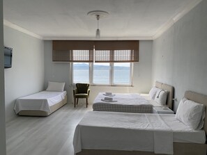 Quarto Quádruplo Básico | Wi-fi grátis, roupa de cama fornecida 