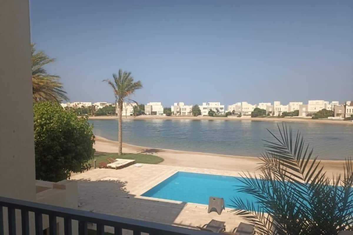 Apartamento superior, 2 quartos, acesso à piscina, vista para o lago | 3 quartos, roupas de cama premium, ferros/tábuas de passar roupa