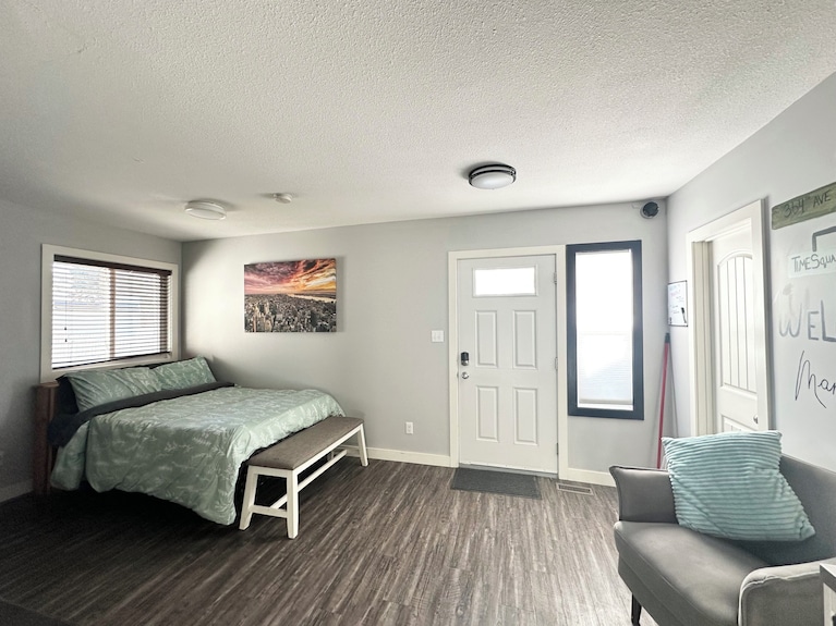 Private/ Pet-friendly Themed Suite With Kitchenette! Fast Wi-fi, Central - Lethbridge