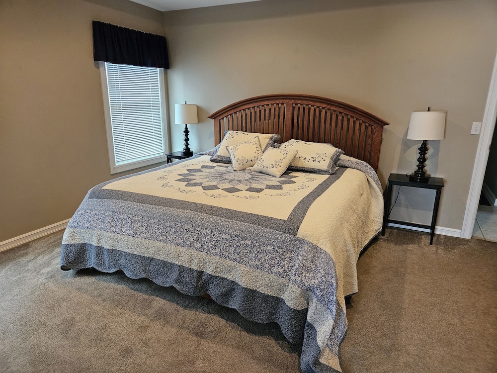 3 Bedroom, 2.5 Bath Home, With 2 Car Garage, Minutes From Frankenmuth. - Frankenmuth, MI