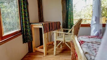 1 quarto, ferros/tábuas de passar roupa, roupa de cama