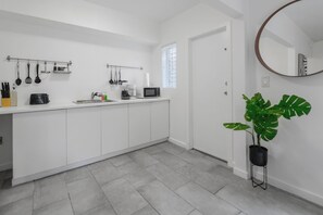 Estúdio Comfort | Cozinha privada | Um frigorífico, um micro-ondas, uma placa de cozinha