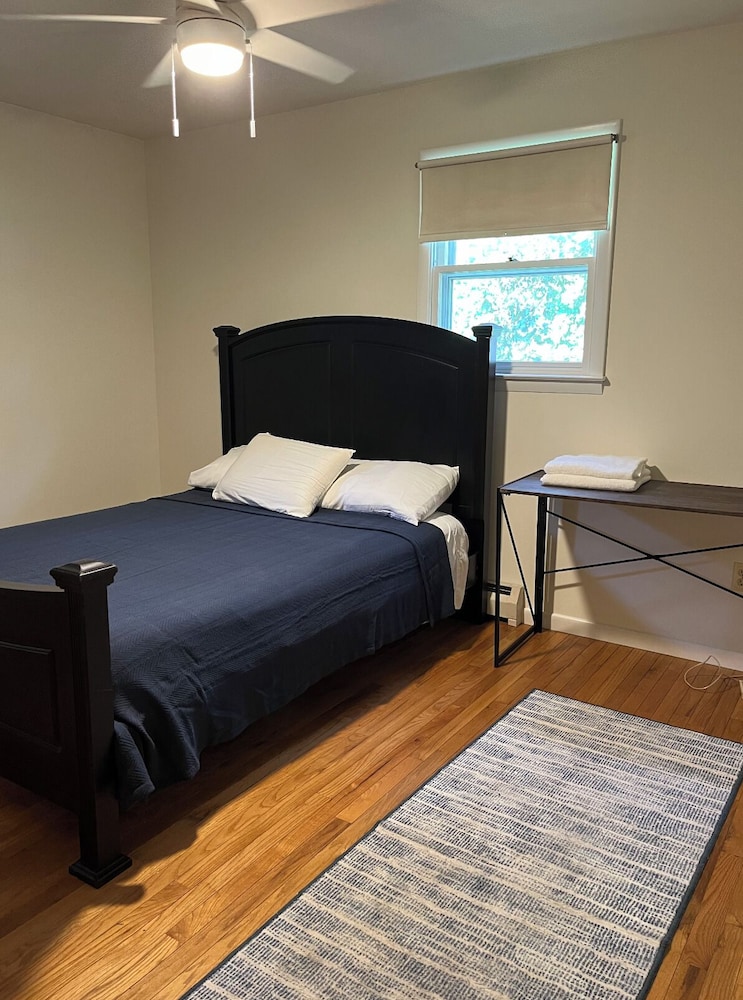 Cozy 2-bedroom House Outside Reading With Wifi, Three-season Room. - Reading, PA