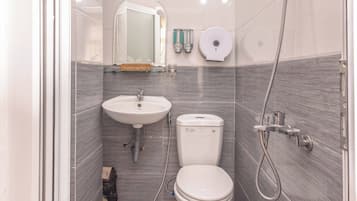 Um polibã, um secador de cabelo, toalhas fornecidas, sabão