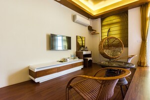 Quarto Quádruplo Familiar | Roupa de alta qualidade, edredões de penas, camas de colchão pillowtop 