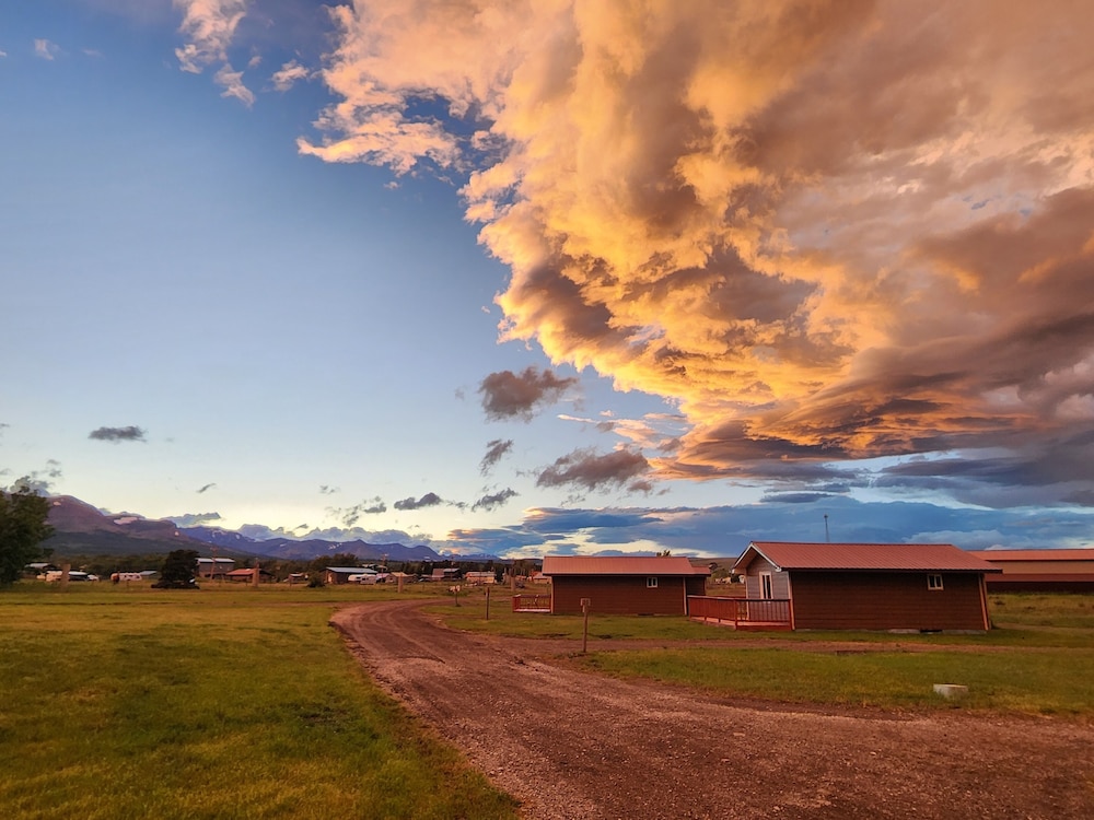 Circle R Cabin 3, Private Ranch, Mountain Views - Glacier National Park
