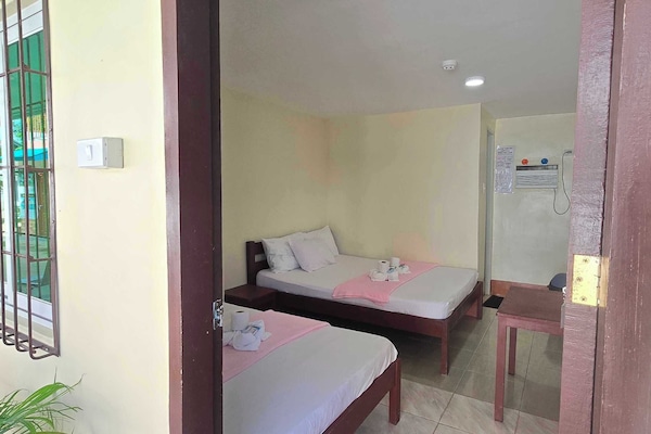 Quarto Quádruplo Standard | Lençóis de algodão egípcio, roupa de alta qualidade, edredões de penas