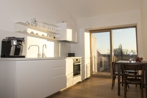 Apartamento Deluxe | Cozinha privada | Um frigorífico, um forno, moinho de café, utensílios de cozinha